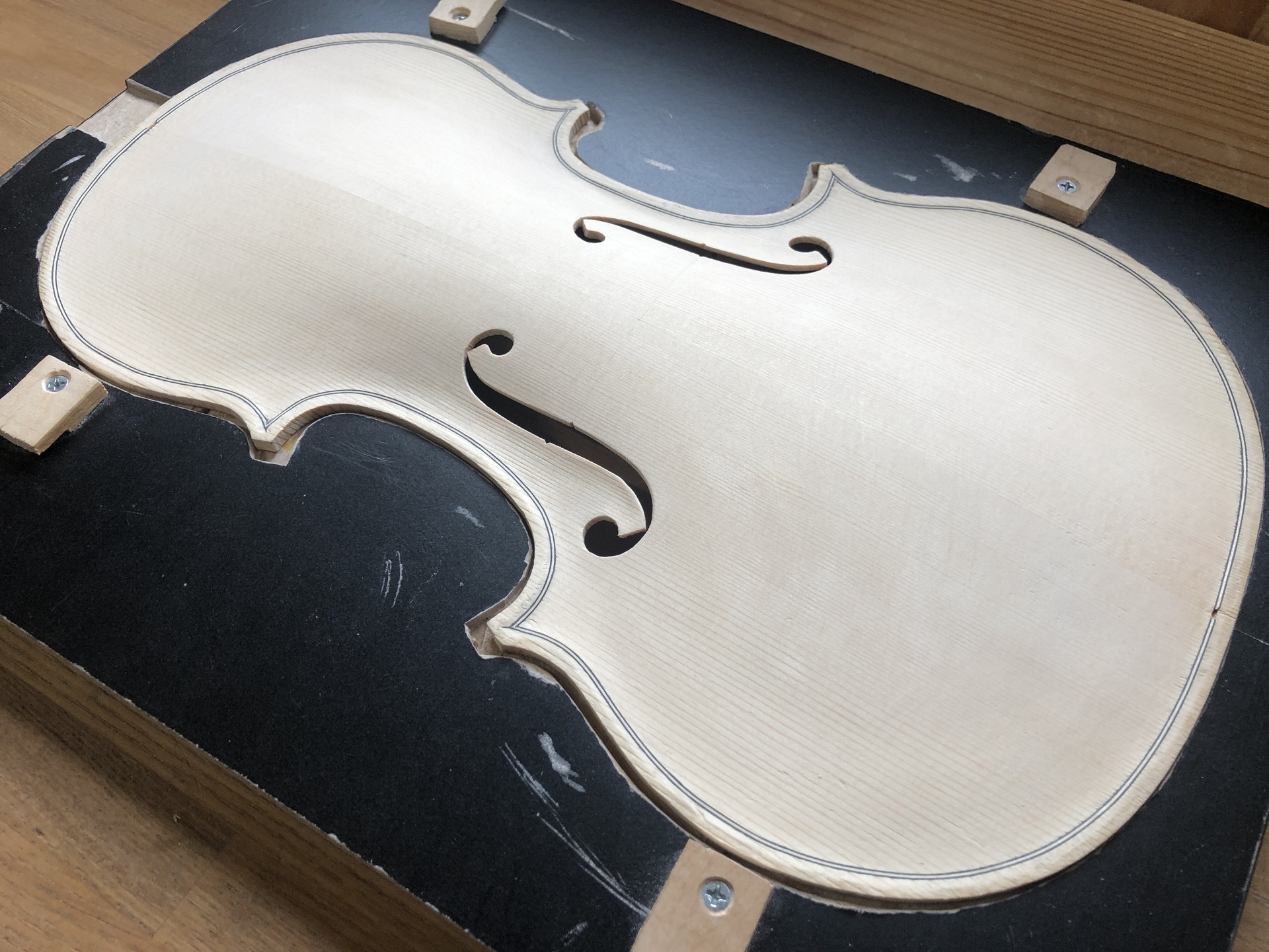 Atelier Arcangelo モデル Ⅳ: エフ字孔と厚み出し: こばやしヴァイオリン工房