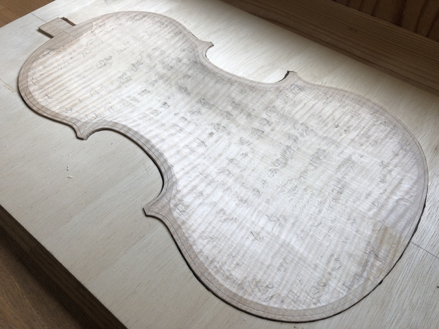 F. Garimberti, 1925 モデル: 裏板の裏彫: こばやしヴァイオリン工房